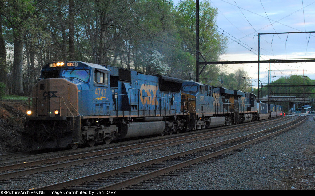 CSX SD70AC 4747 leads Q034-16